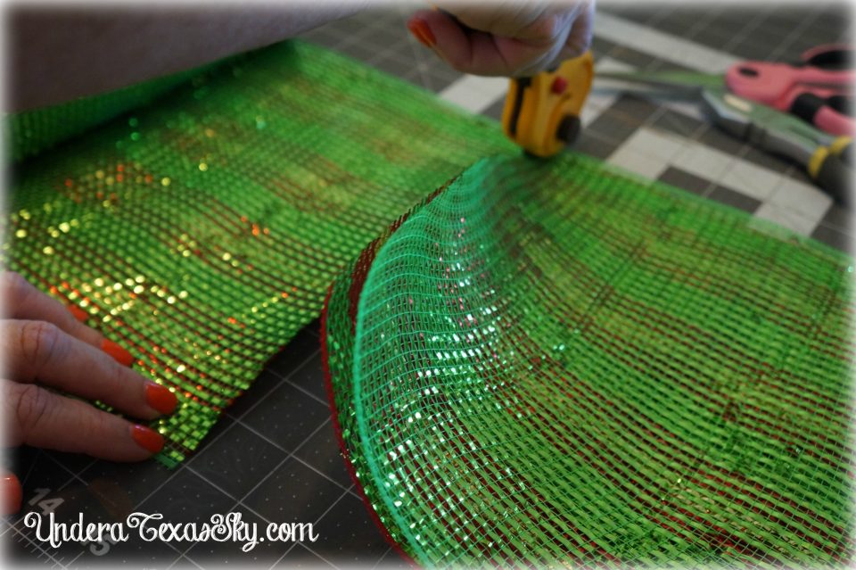 Christmas Deco Mesh Wreath Instructional Tutorial - Under a Texas Sky